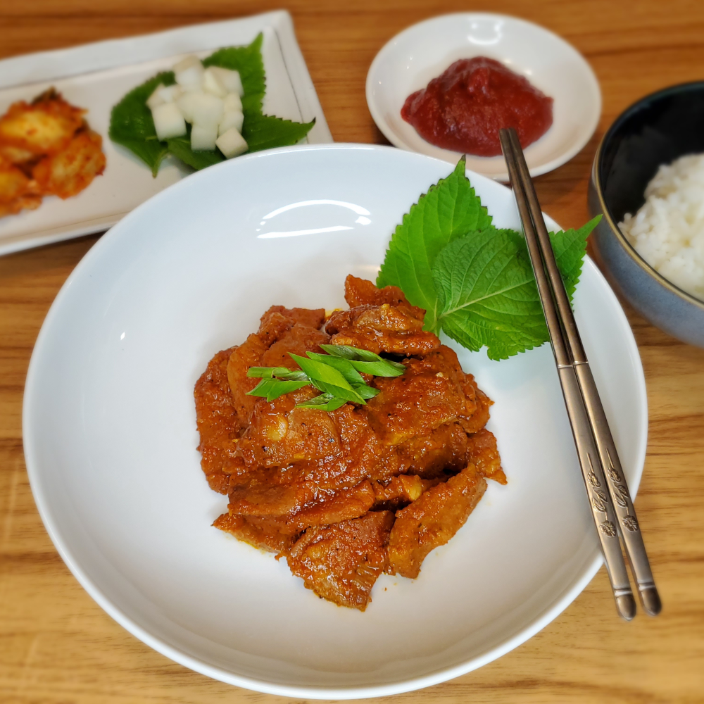 Korean Spicy Pork (Dwaeji Bul Go Gi) – Momma Tong